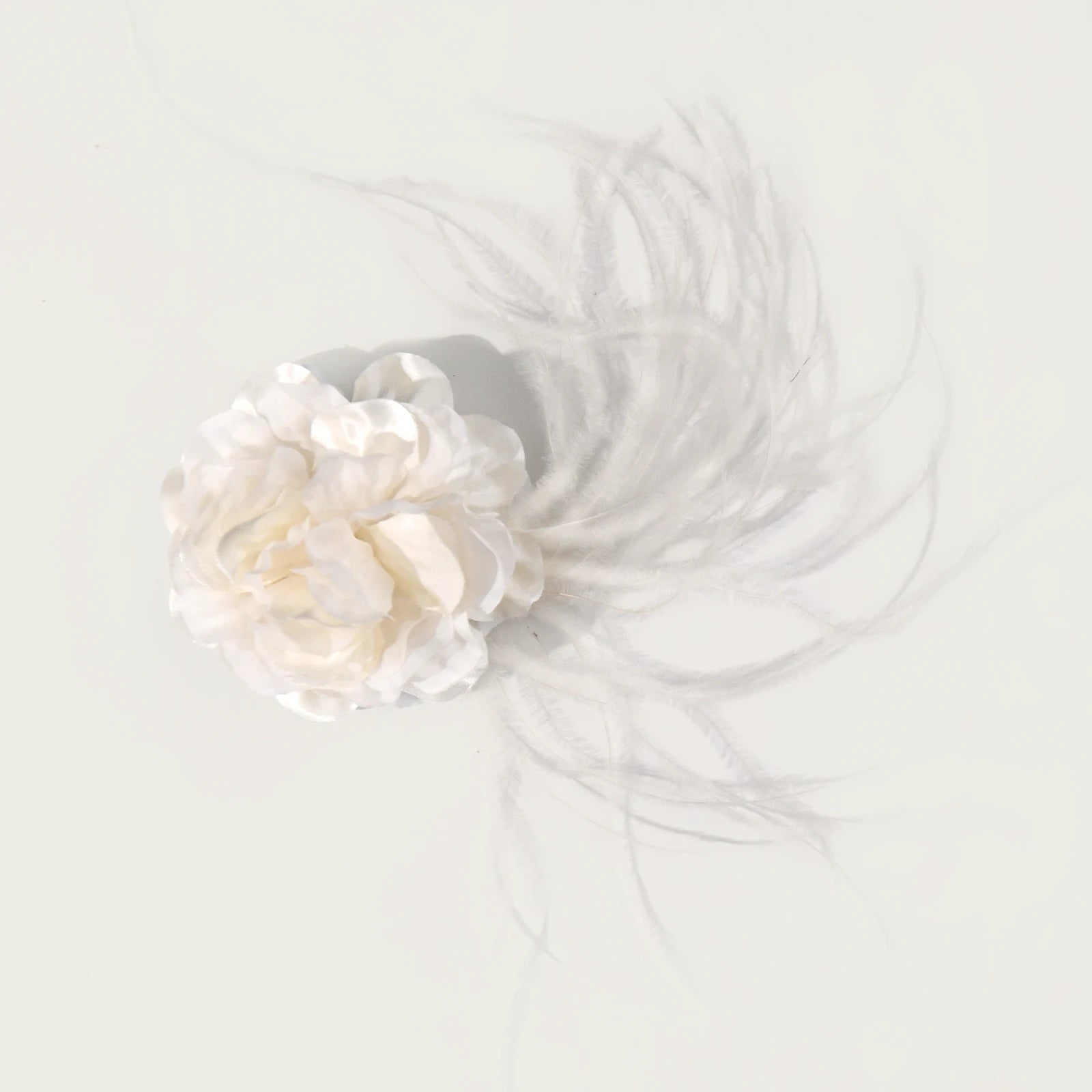 Brosch med plym - vit nejlika
